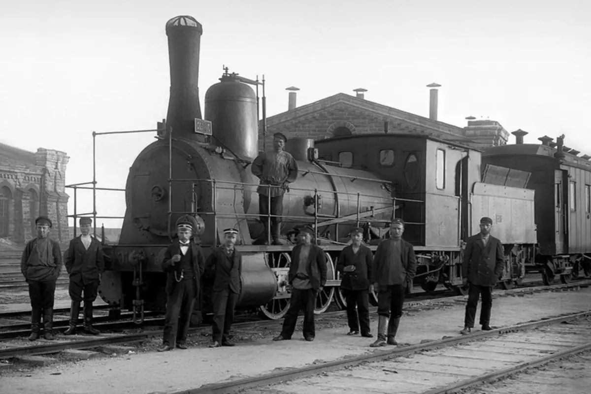 Locomotief in het Chelyabinsk-station, 1900-1915 ...