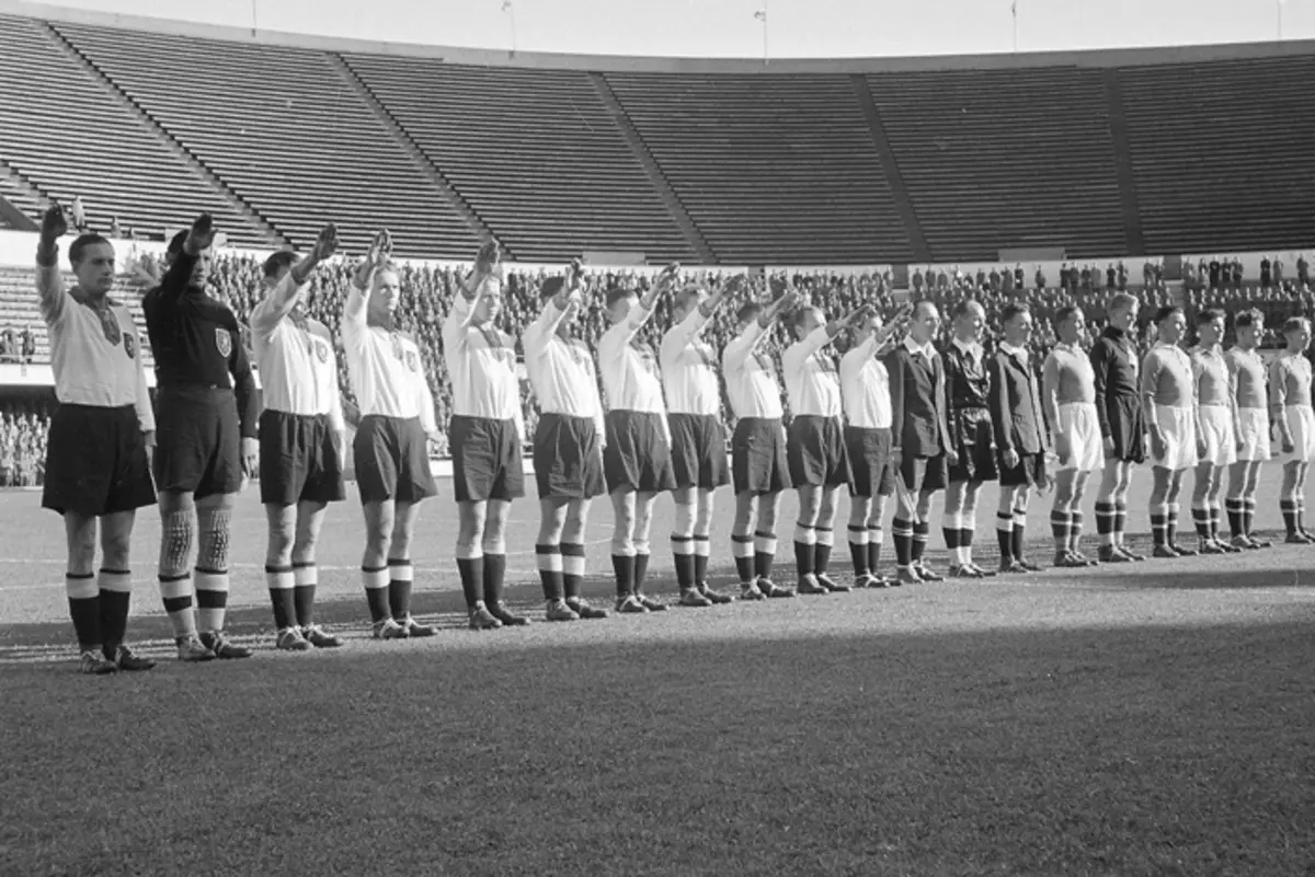 フットボールの欄のBlitzkrieg：ドイツでスポーツが国民の社会主義的な方法で再建されました