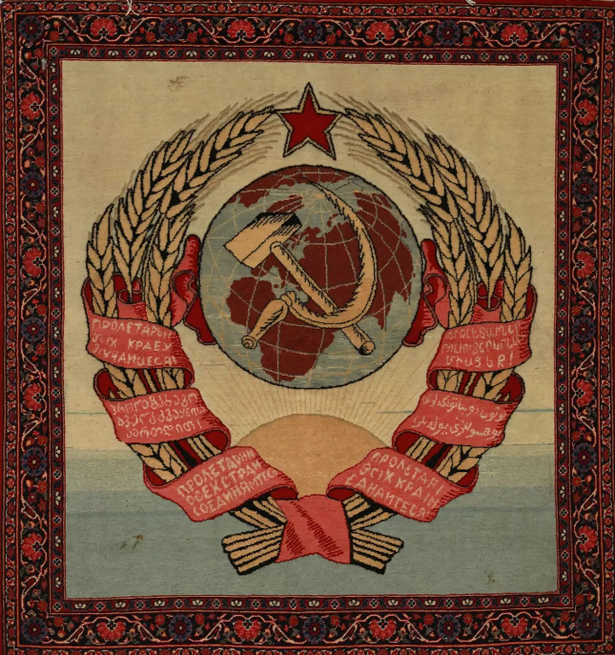 فرش با تصویر کت از اسلحه اتحاد جماهیر شوروی. ZSFSR، G ....