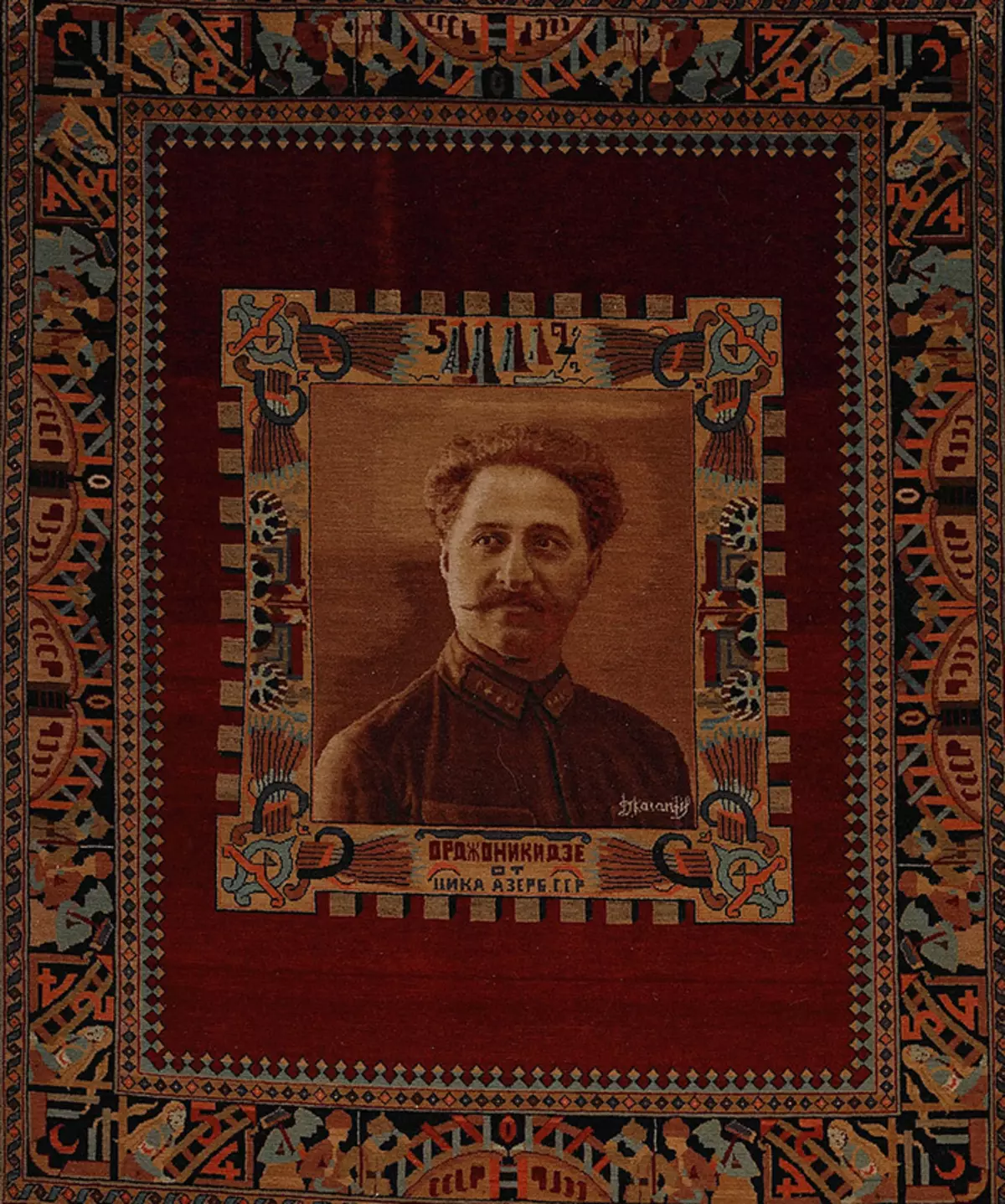 Unha alfombra cun retrato do comisario do pobo pesado ...