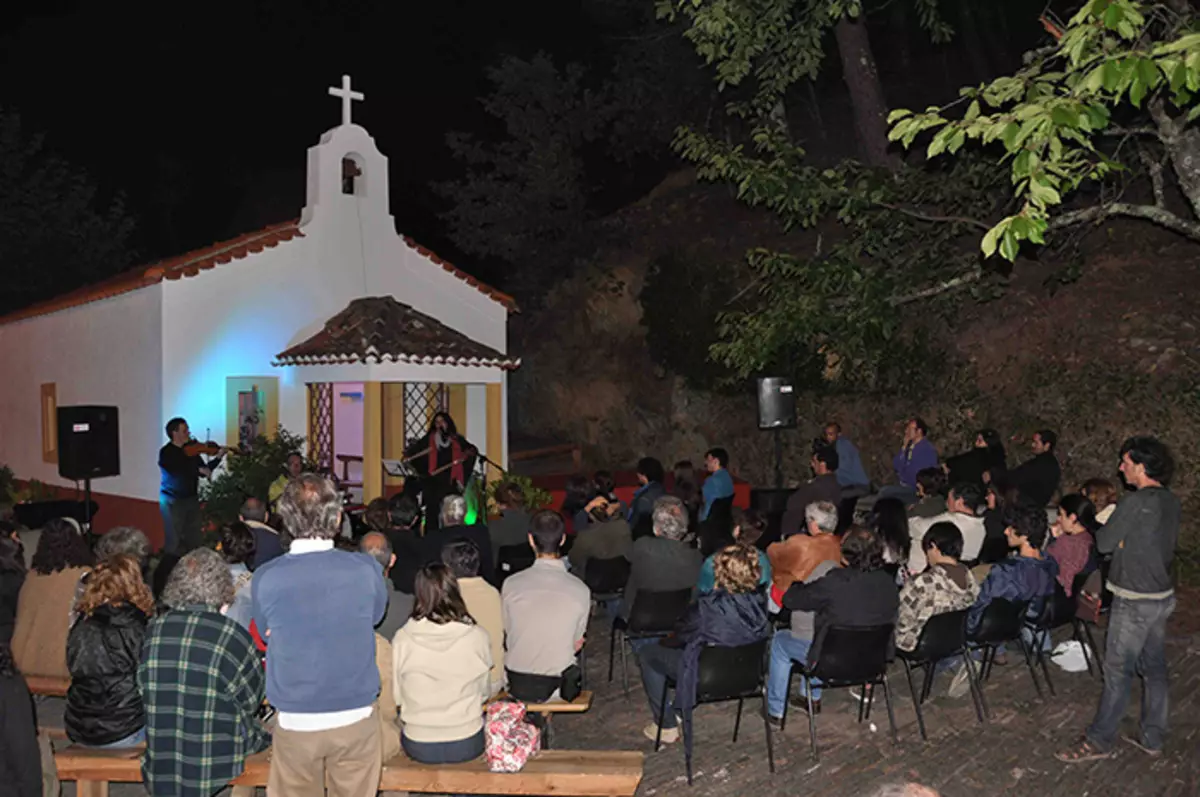 Com dues núvies van convertir el poble abandonat a la residència d'art 2666_5