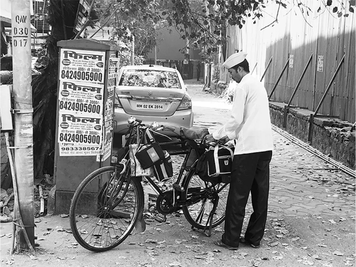 Dubbawal Achila Adhav povezuje vrećicu s ...