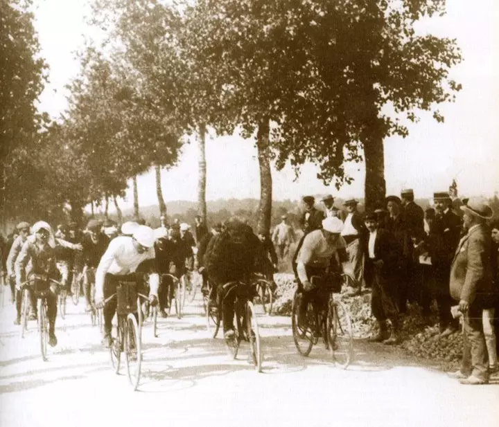 Gang nan vwayou ak vè sou gran wout la: foto nan premye monte bisiklèt nan "Tour de France"