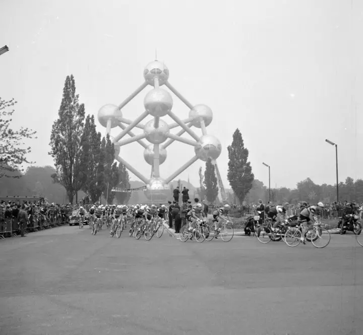 Sehlopha sa hooligans le khalase ka 'mala o moholo: Lifoto tsa Cycling ea Pele 