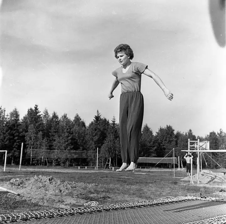 Oiliúint ar trampoline. Valentina Tereshkova ....