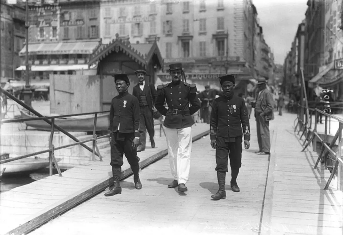 Mga sundalo, 1913. Photo: Agence ROL