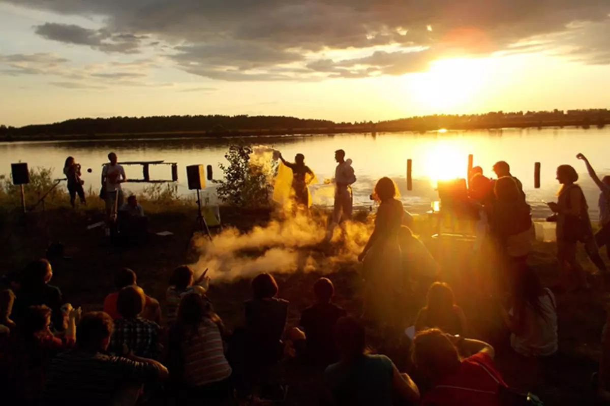 Sukulu za chilimwe: nzeru ku San Sebastian, mainjiniya akunja ku Dubna ndi Anthropology ku Latvia