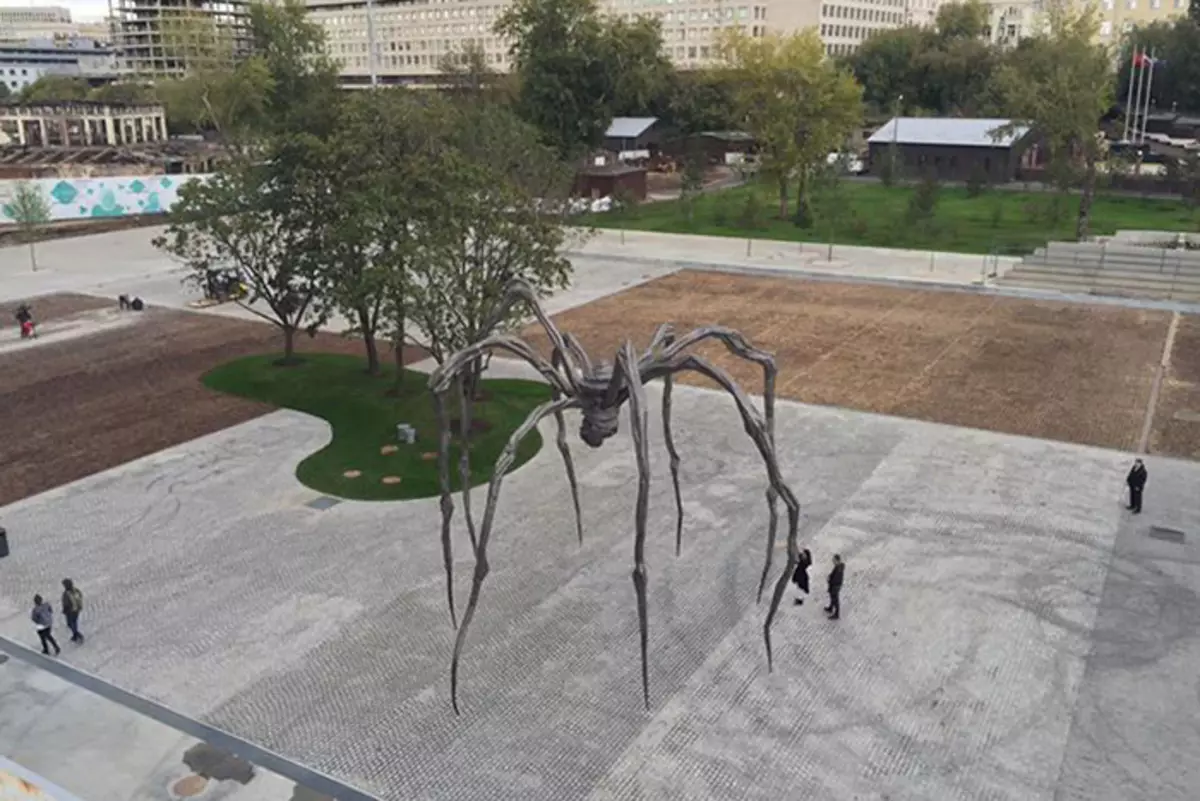 Isigcawu esikhulu Louise Bourgeois iseti kufutshane neMyuziyam "Igaraji"