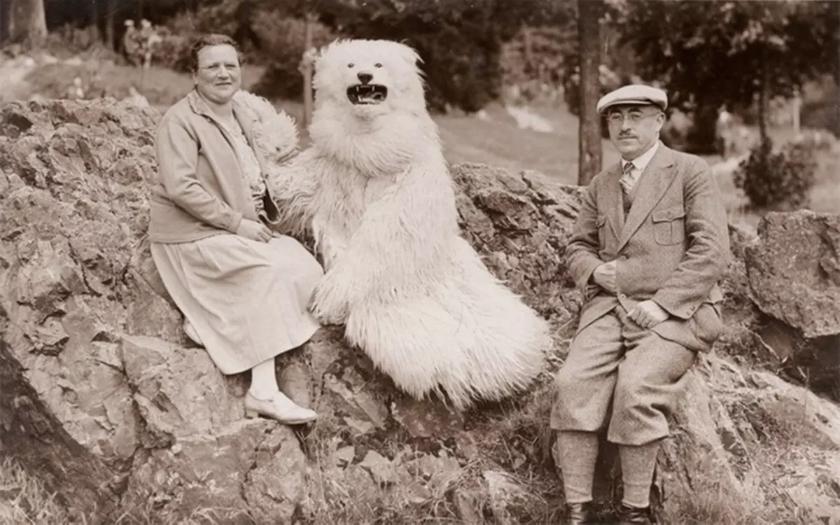 Teddybär unter dem Swastika: Deutschland auf den Bildern der 1920er und 1960er Jahre mit einem verdächtigen Bären 4837_2