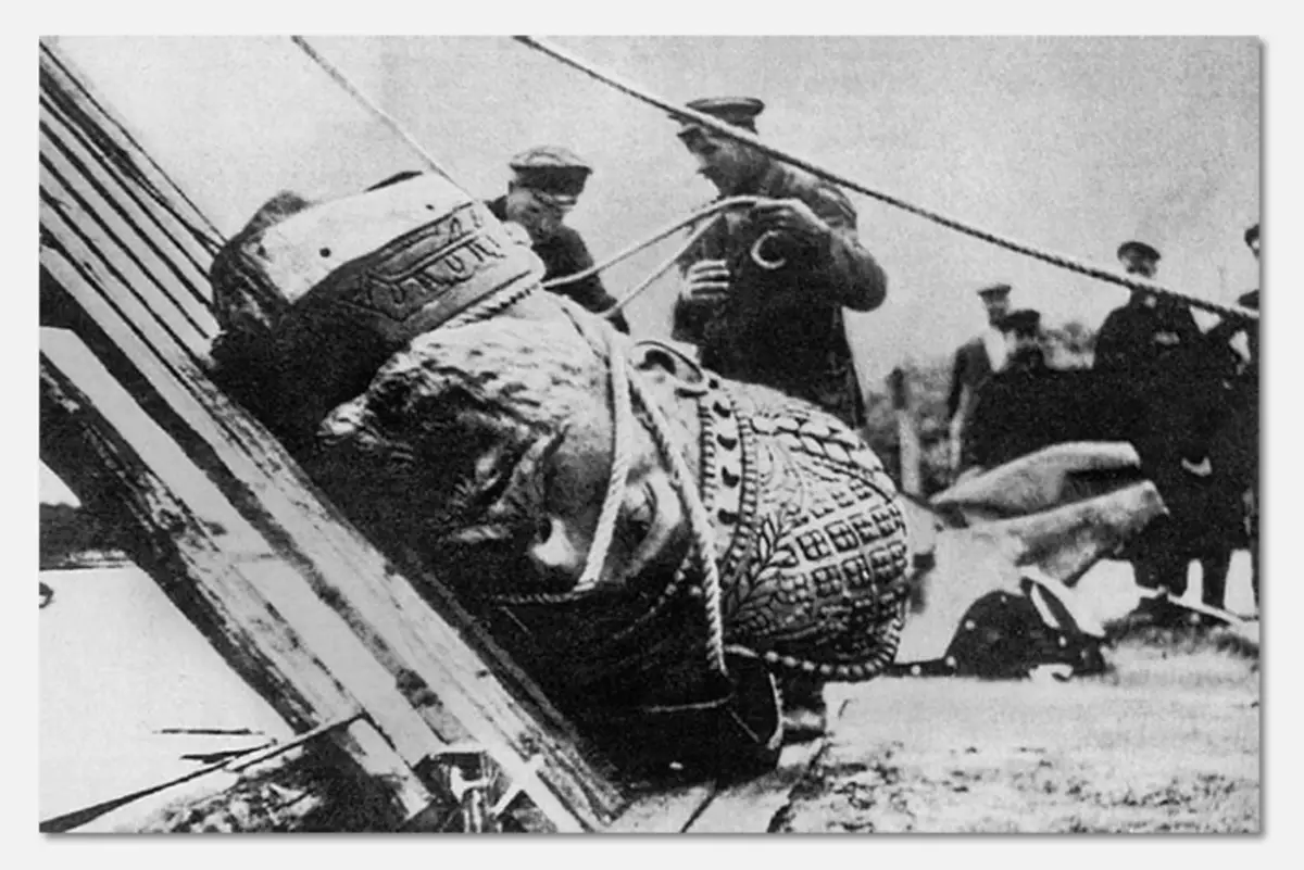 Demolarea monumentului către Alexander III. 1918.