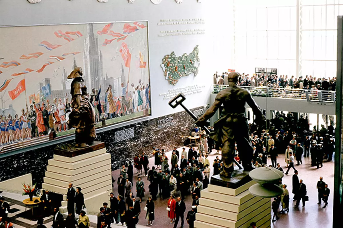 Soviet pavilion at the World Exhibition in ...