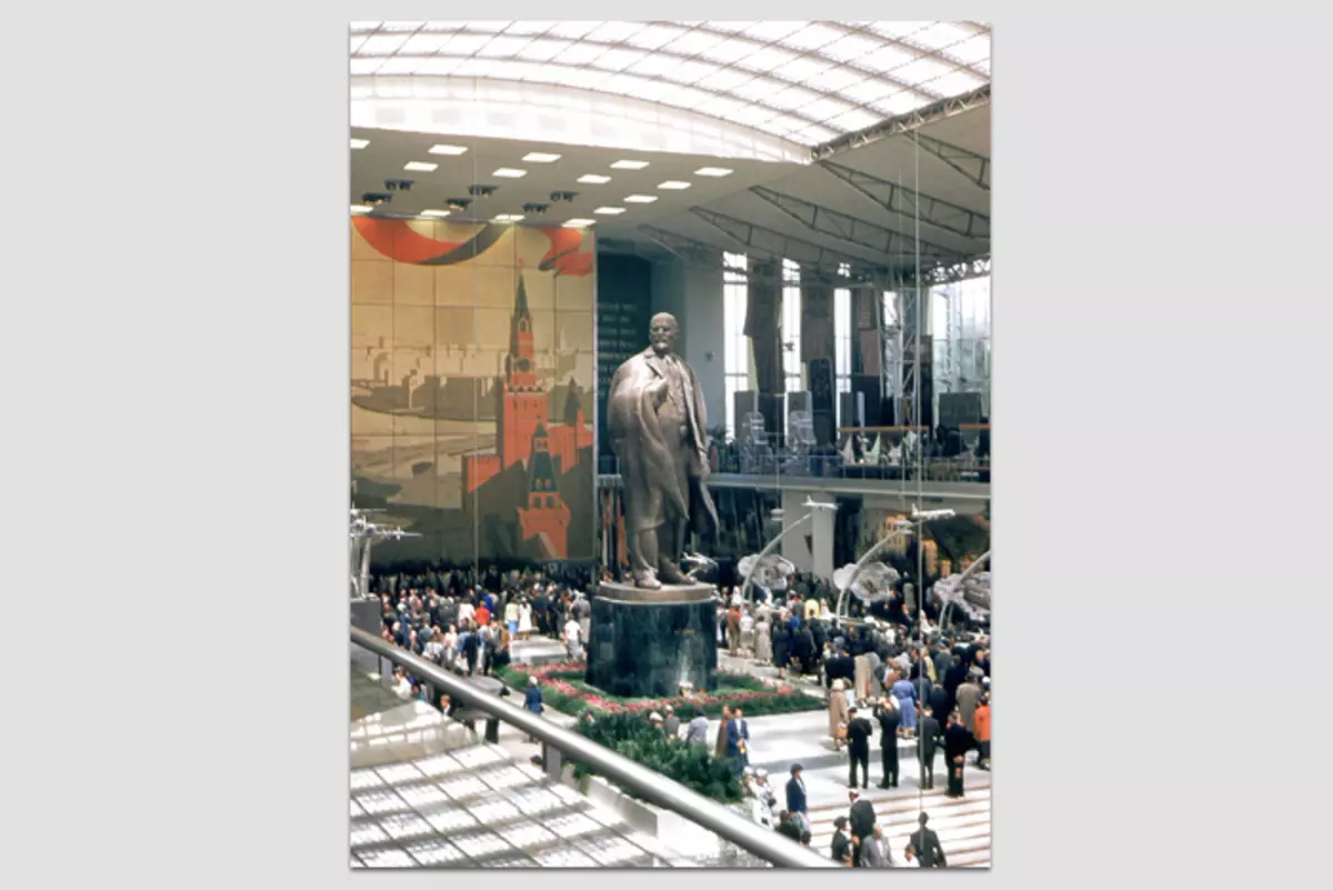 Soviet pavilion at the World Exhibition in ...