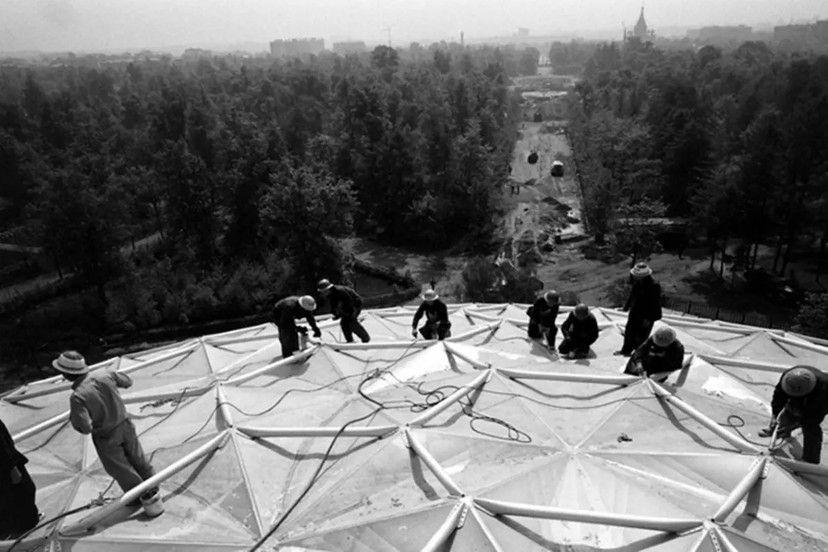 Erecting the dome of Fuller.