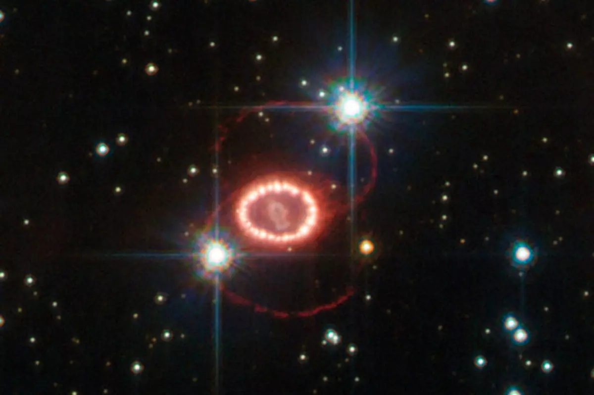 La fotografia degli anelli di Supernova 1987a è diventata circa ...