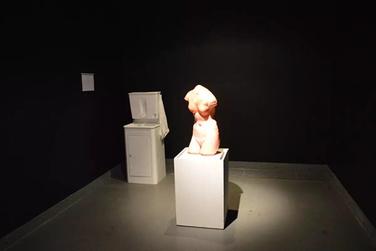 Kurze Kunstgeschichte mit ihren eigenen Händen. Torso in ...