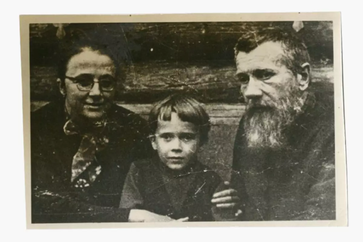 اندريه سينيافسكي، ماريا روزانوفا مع ابنه. ...
