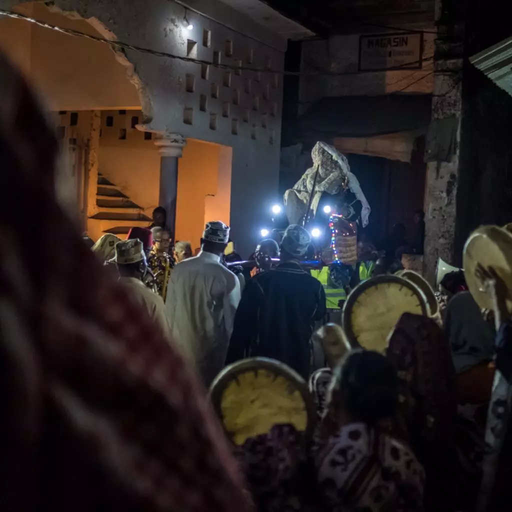 Şerên gulî, drums û zêrên zêrîn: toawa di Giravên Comboro de bizewicin 11052_10