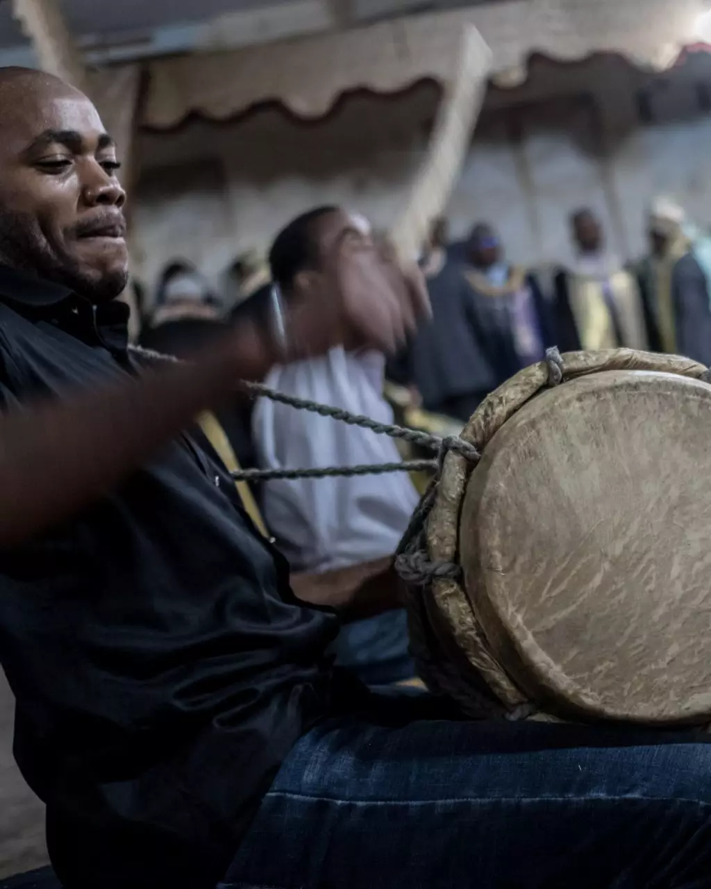 Fusuaga o povi, drums ma auro dowry: faʻafefea ona faʻaipoipo i le codiaro Islands 11052_5