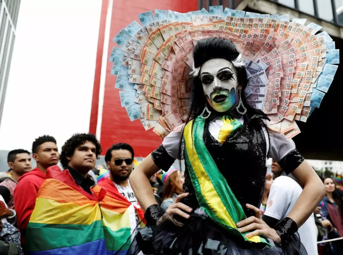 Rapport Ritratt: Karnival Ispirtu fuq LGBT Parade Sao Paulo 11528_1