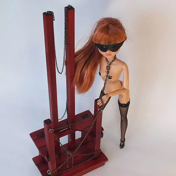 Kiến trúc sư từ Novosibirsk đã tạo ra một bộ sưu tập Barbie BDSM 11539_1