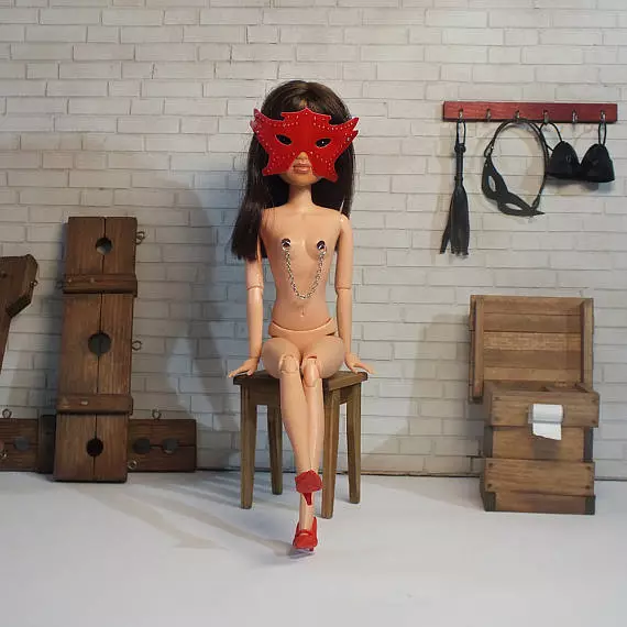 Der Architekt aus Nowosibirsk hat eine BDSM-Barbie-Sammlung erstellt 11539_5