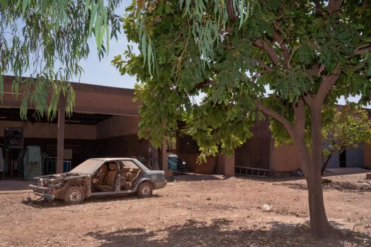 Moersleutel aan vrijheid: hoe in Afrika meisjes een auto-monteur en overleving in de Herenwereld leren 12326_2