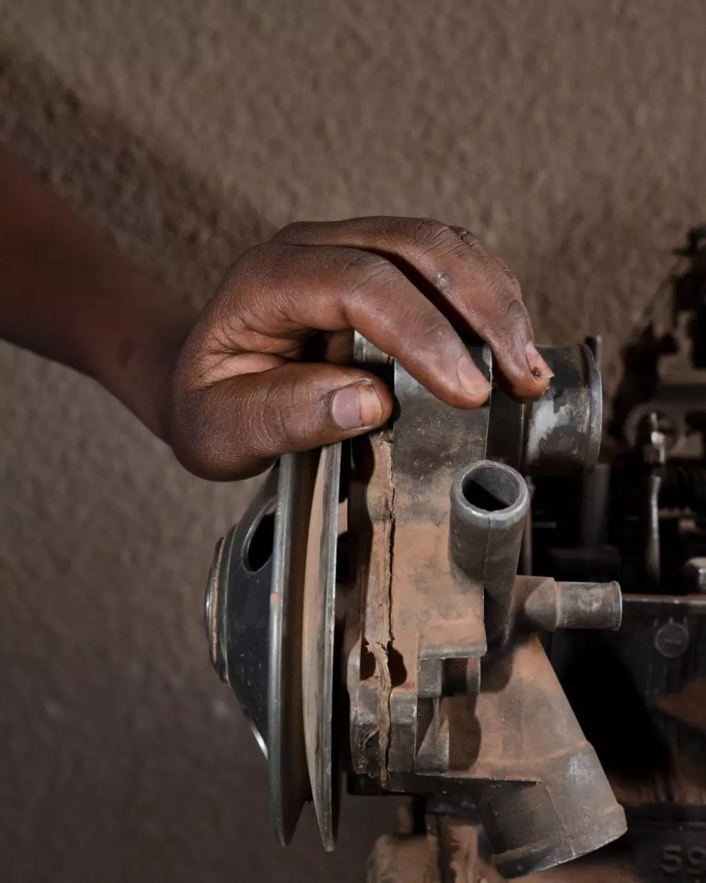 Pikëllim në liri: Si në Afrikë vajzat mësojnë një mekanik auto dhe mbijetesë në botën e meshkujve 12326_6