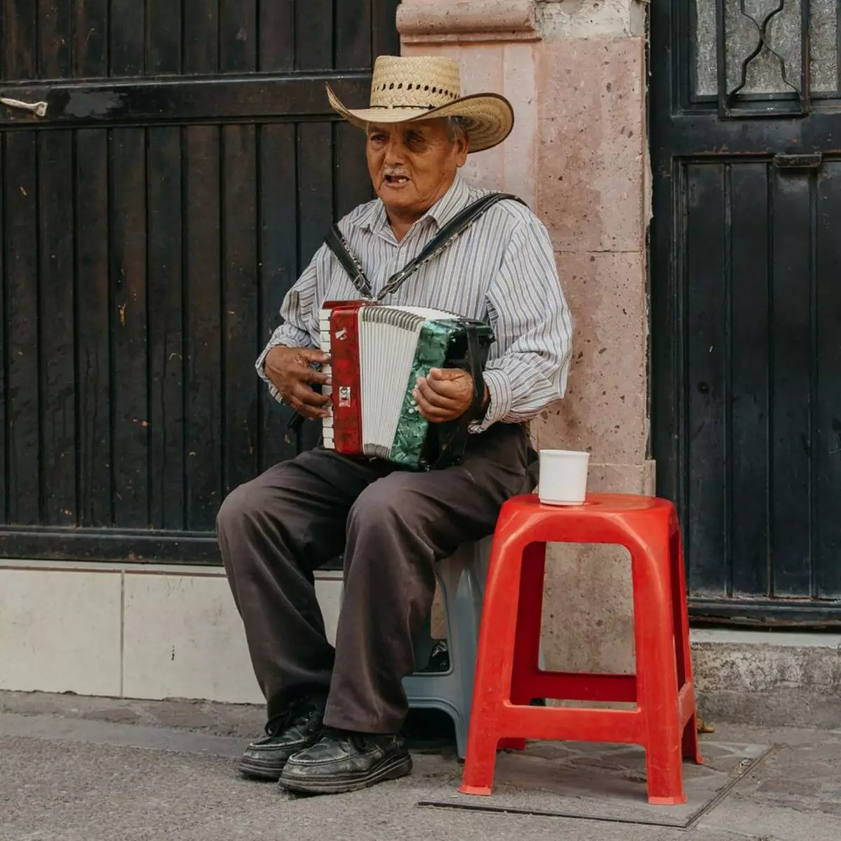 Tea from panties for the president and curse the shy dog. How domestic mysticism affects the life of Mexicans 12360_2