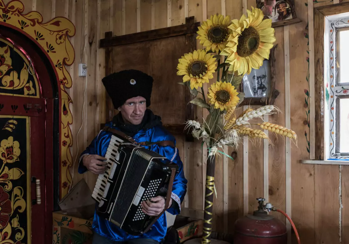 Shamansky Moonshine, Cossacks - Historia Lokale dhe një kovë e karrotave monastike: një intervistë me një orën fotokuatiste Alina deklaratë se si të depërtojnë komunitetet e mbyllura dhe të përpiqen t'i kuptojnë ato 13543_6