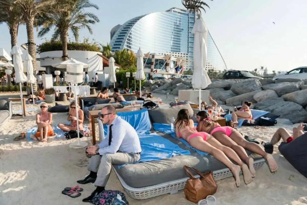 Ofardeno de plezuro: Photo Story pri Glitter kaj Malriĉeco Dubajo 14527_15