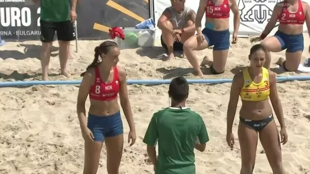 L'équipe nationale norvégienne du handball de la plage a été condamnée à une amende en raison de la forme: Les athlètes ont refusé de se produire en bikini et de mettre des shorts 15233_1