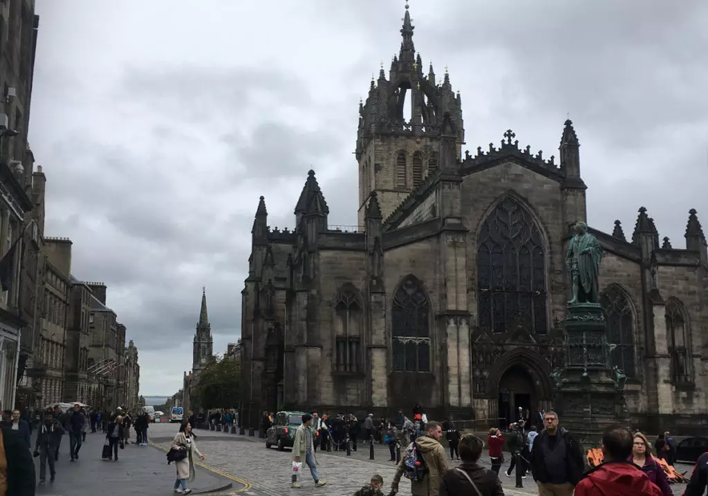 Nischegeid ing Edinburgh: mangan ing parlemen, muntah ing jantung lan pindhah menyang demo gratis ing papan-papan saka Harry Potter 15446_3