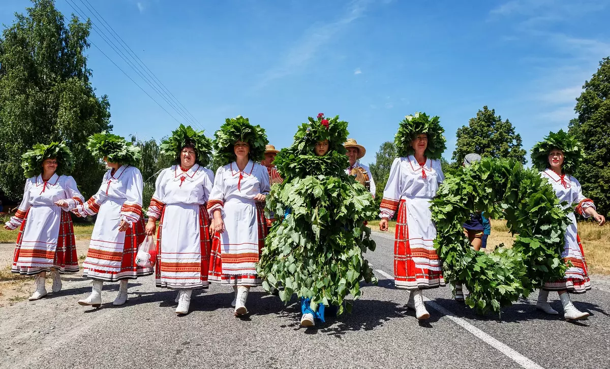 Magaluto ka usa ka iring ug magpana usa ka sirena: Ang labing makapaikag nga mga kostumbre sa Belarusian nga nagpraktis karon 15913_10