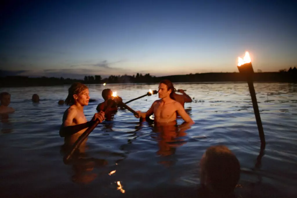 Saulgrieži: lekt caur uguni un citiem pagānu rituāliem - lēcā Norvēģijas fotogrāfs