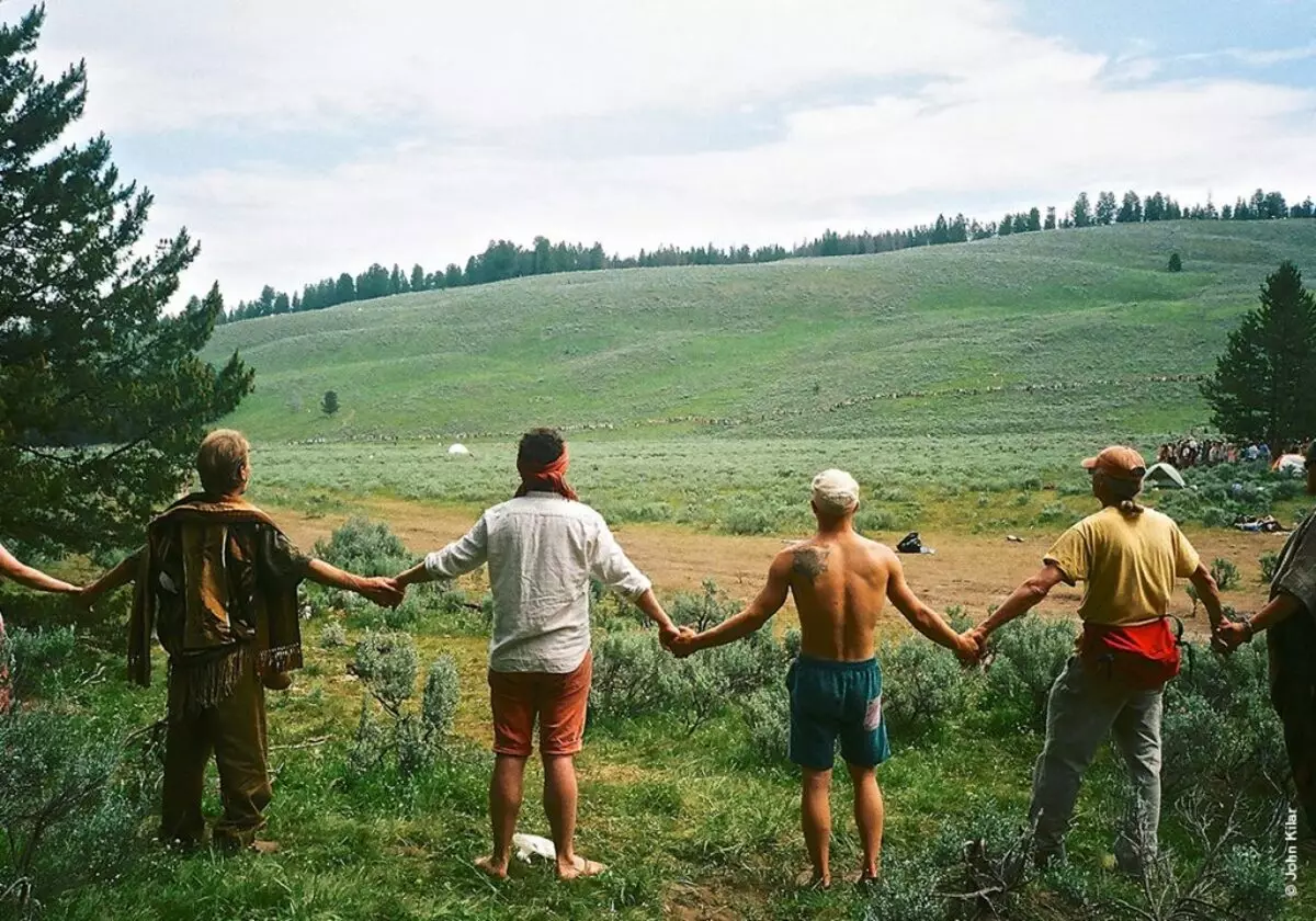 Pli maljuna hippie kontraŭ la ortodoksa eklezio. Kial la pastroj batalis kontraŭ ridado kaj batoj en Rusujo 2224_3