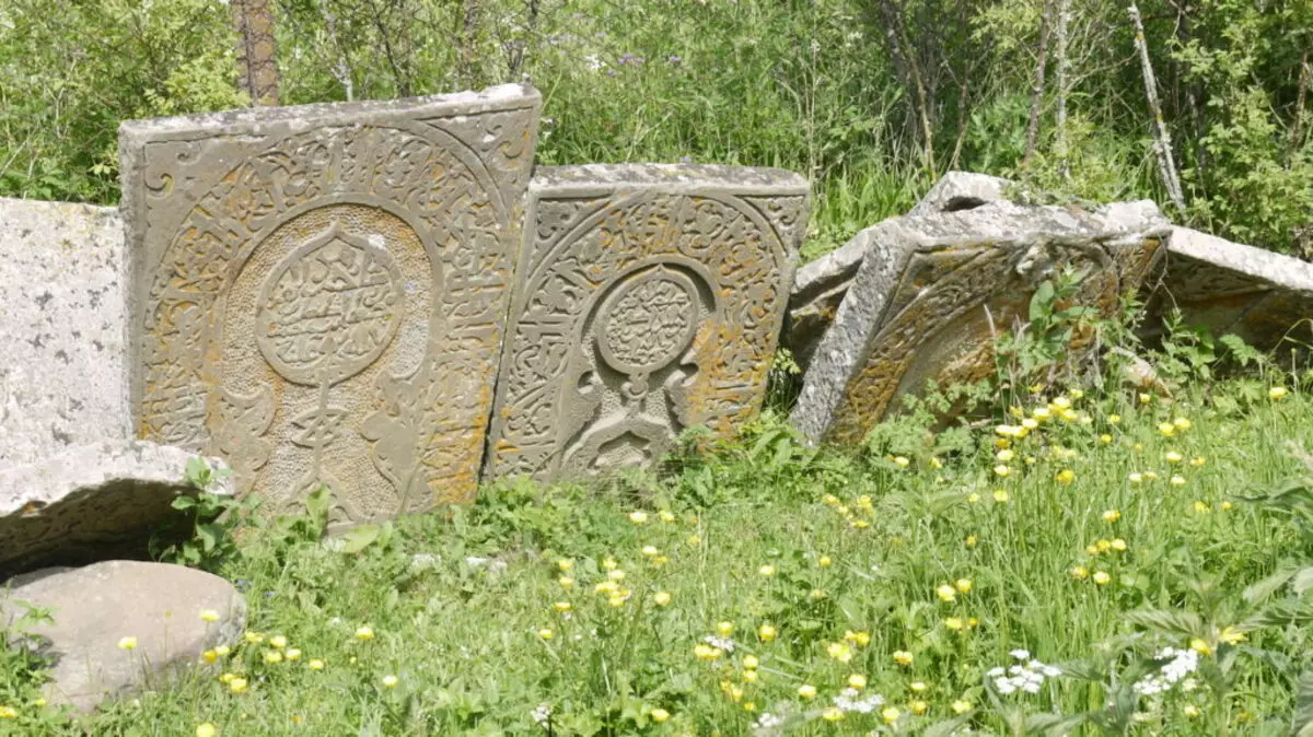 Μεσαιωνικά κάστρα, Zoroastrian bas-ανάγλυφα και ιππότες ιππότες. Πώς το χωριό Dagestan του Kubachi έγινε η τέχνη κοσμημάτων της Mecca 2293_5