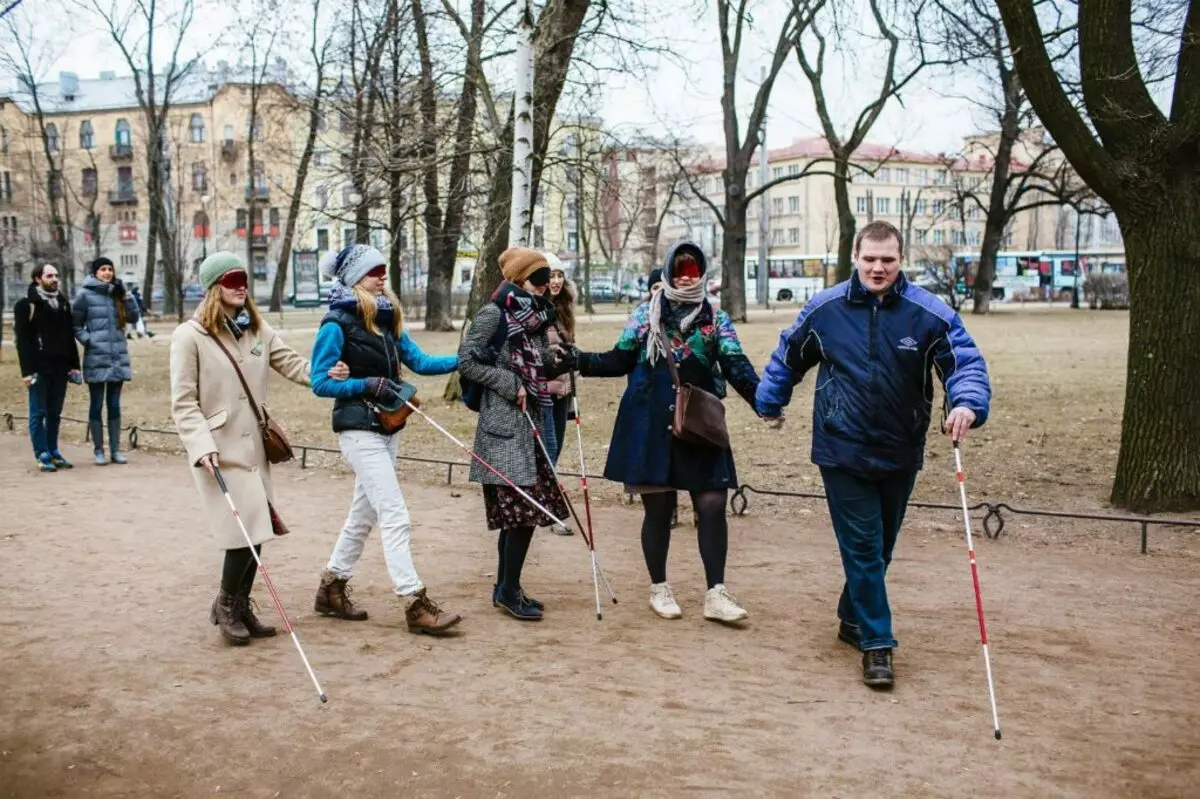 Caminando en la oscuridad completa: Guía en blanco Alexey Orlov: sobre excursiones tangibles en San Petersburgo, superconducturas y saltos de paracaídas 2545_1