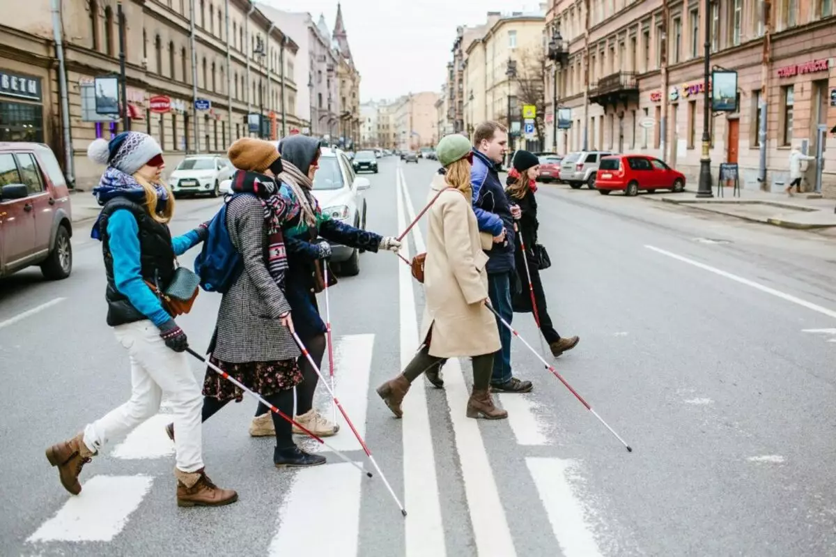 Caminando en la oscuridad completa: Guía en blanco Alexey Orlov: sobre excursiones tangibles en San Petersburgo, superconducturas y saltos de paracaídas 2545_3