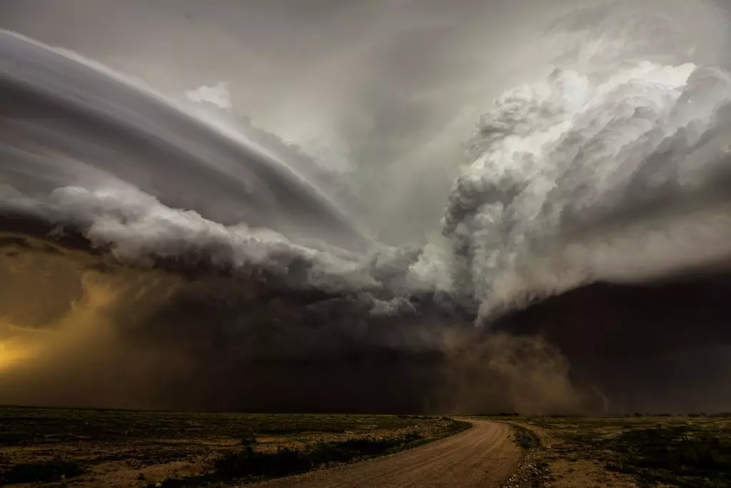 Streven naar een tornado: een paar geliefden nemen foto's van het element wereldwijd 3836_1