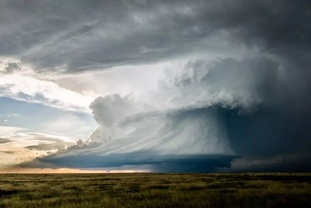 Pursuit di un tornado: un paio di amanti scattano foto dell'elemento in tutto il mondo 3836_10