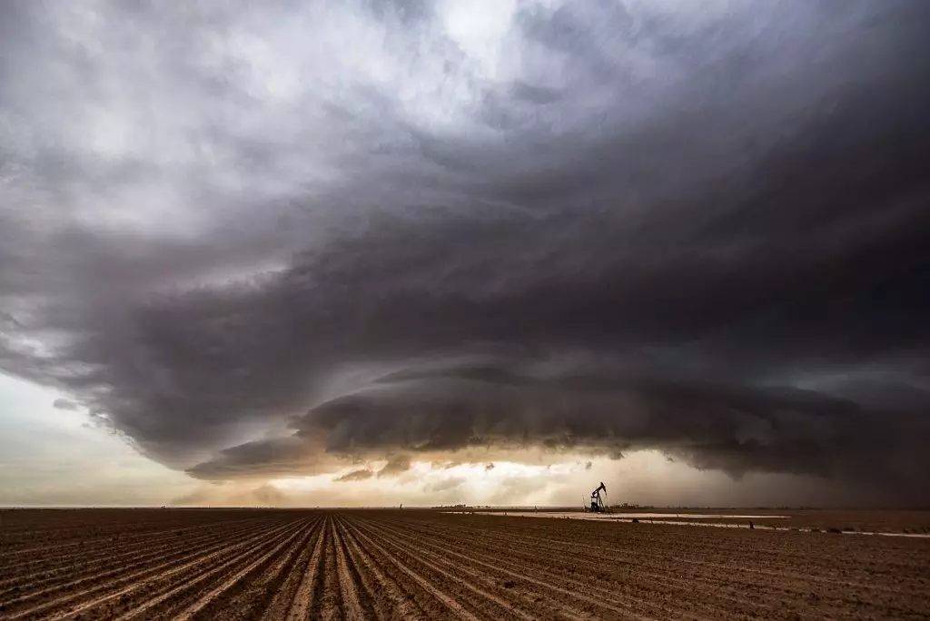 Pronát na Tornado: pár milenců fotí prvku po celém světě 3836_12