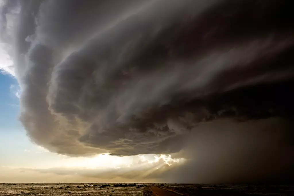 Pronát na Tornado: pár milenců fotí prvku po celém světě 3836_4