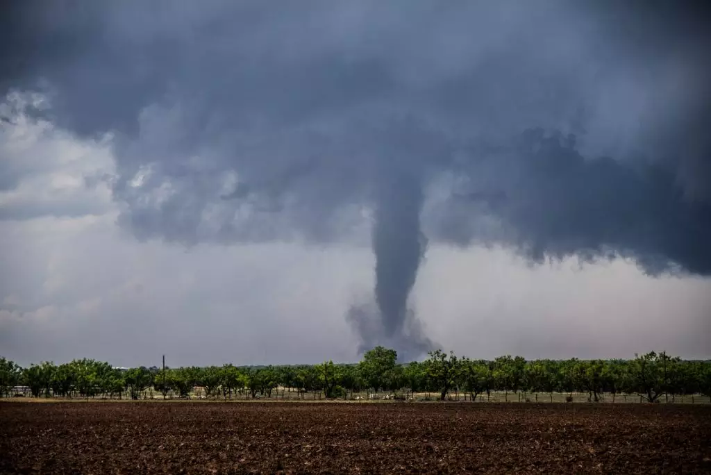 Pursuit di un tornado: un paio di amanti scattano foto dell'elemento in tutto il mondo 3836_5