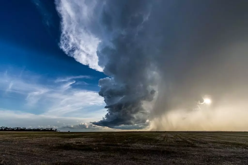 Streven naar een tornado: een paar geliefden nemen foto's van het element wereldwijd 3836_7