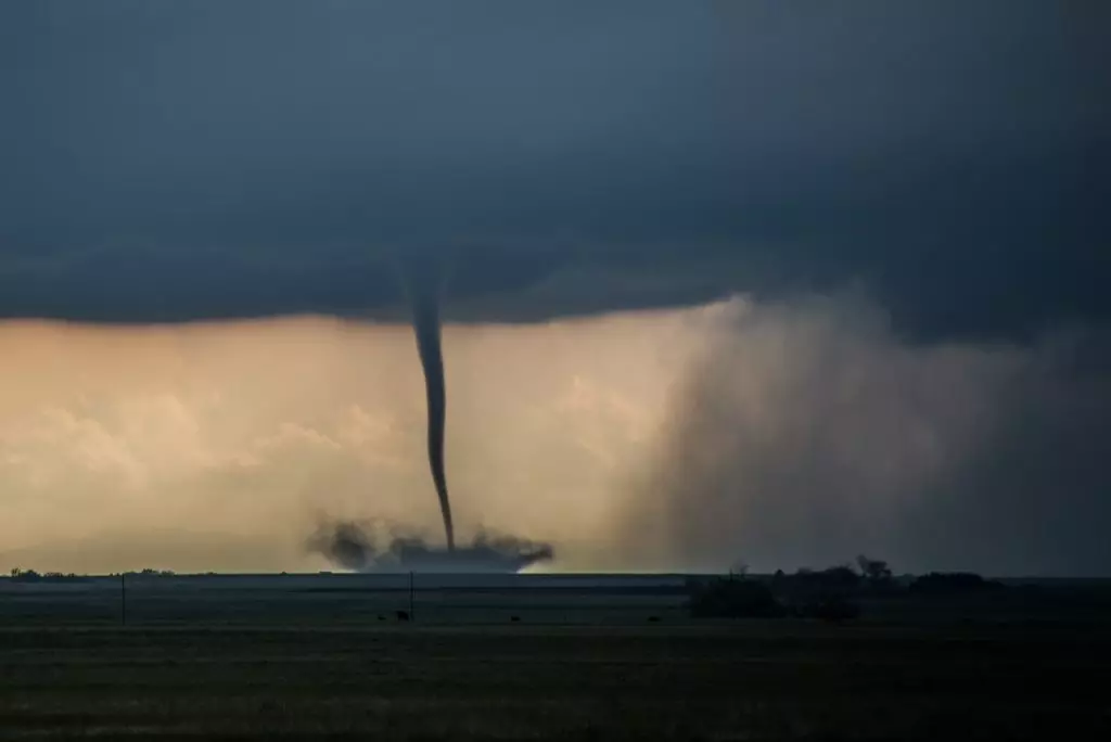 Streven naar een tornado: een paar geliefden nemen foto's van het element wereldwijd 3836_8