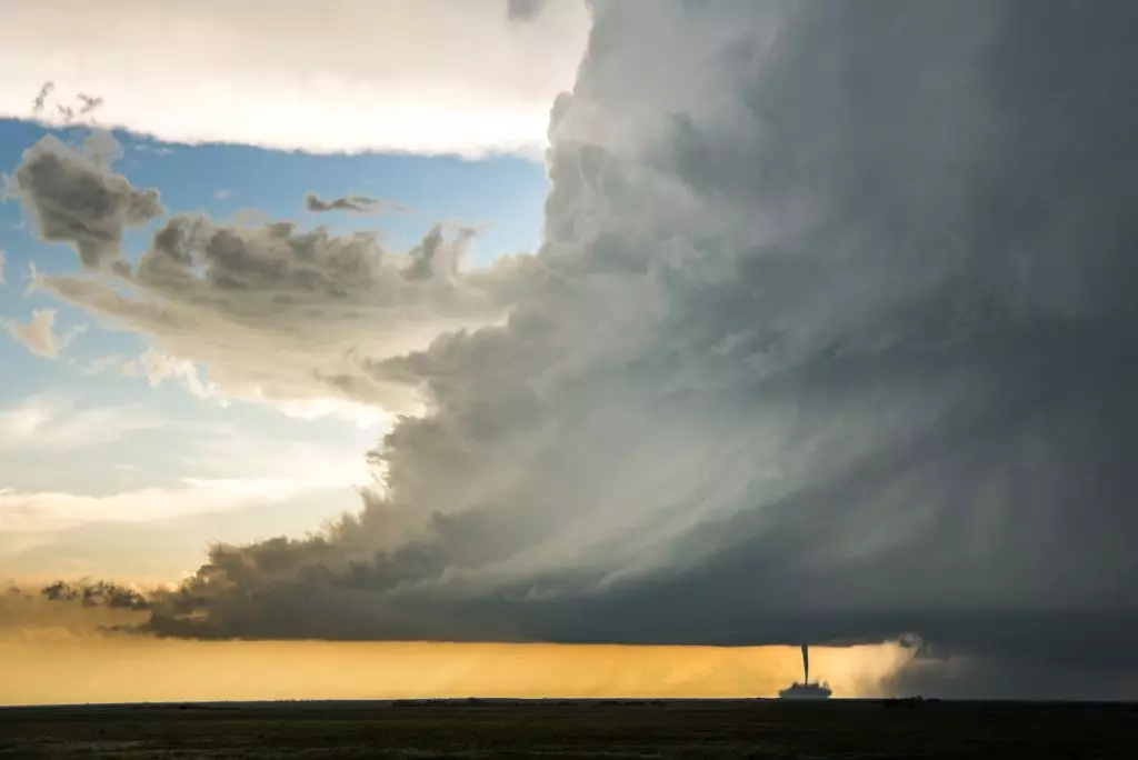 Pursuit di un tornado: un paio di amanti scattano foto dell'elemento in tutto il mondo 3836_9