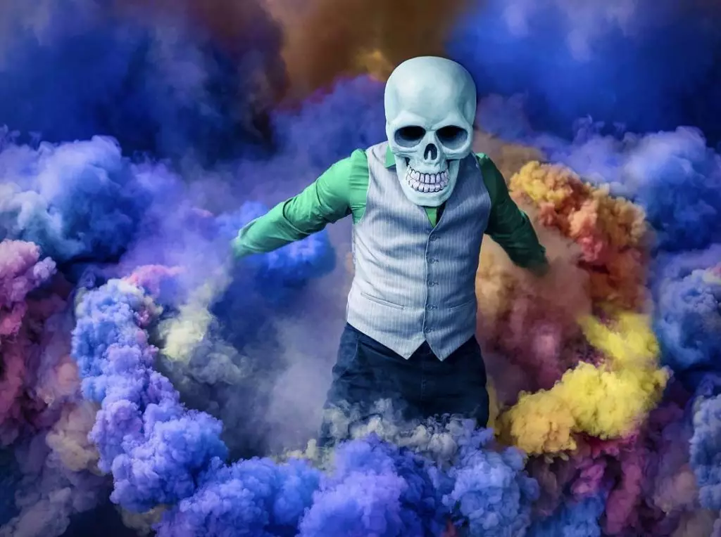 Maskid näitavad: kolju ja suitsukautajad värvi etenduste skeletis 4266_1