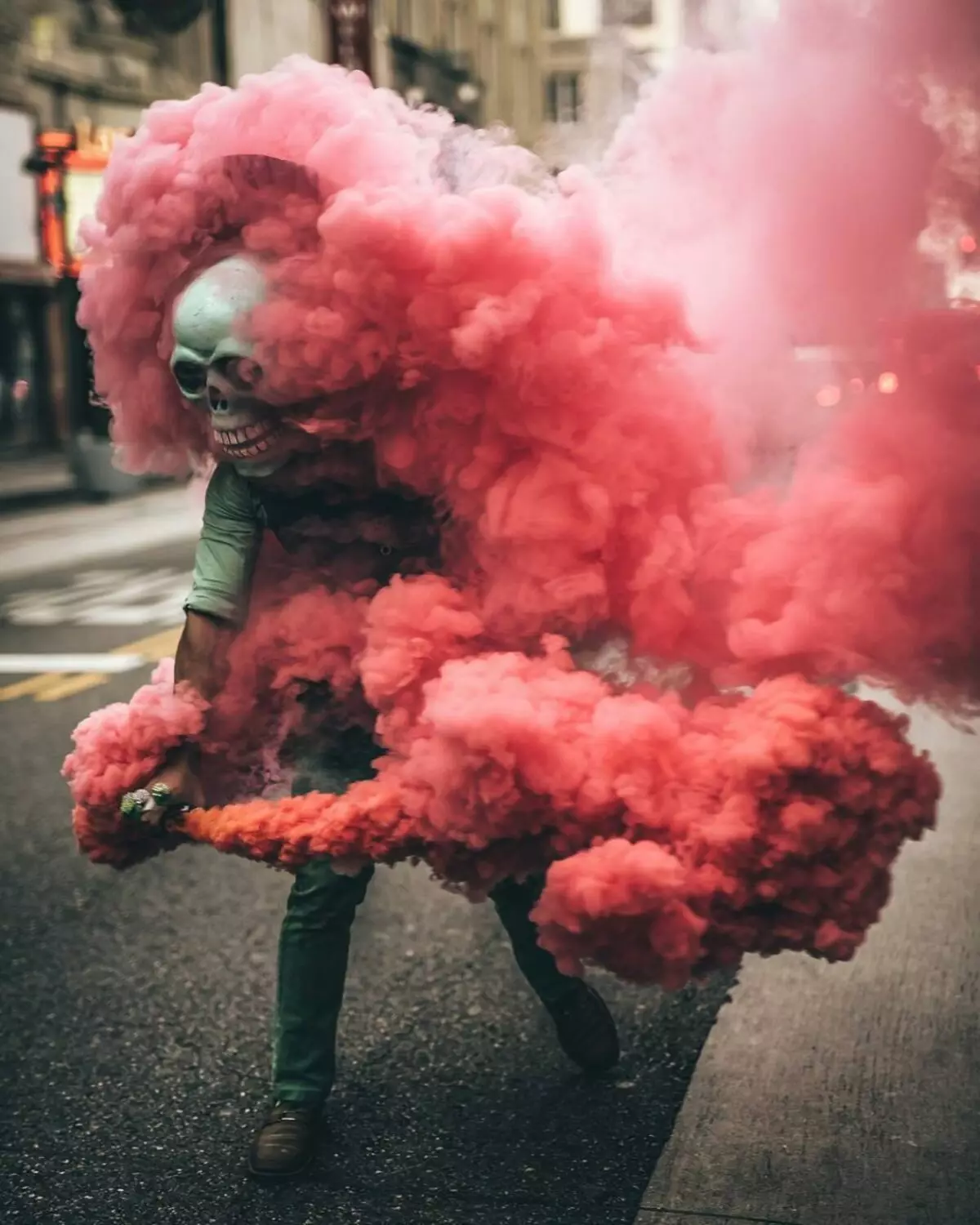 Masky ukazují: lebky a kouřová dáma v kostře barevných vystoupení 4266_4