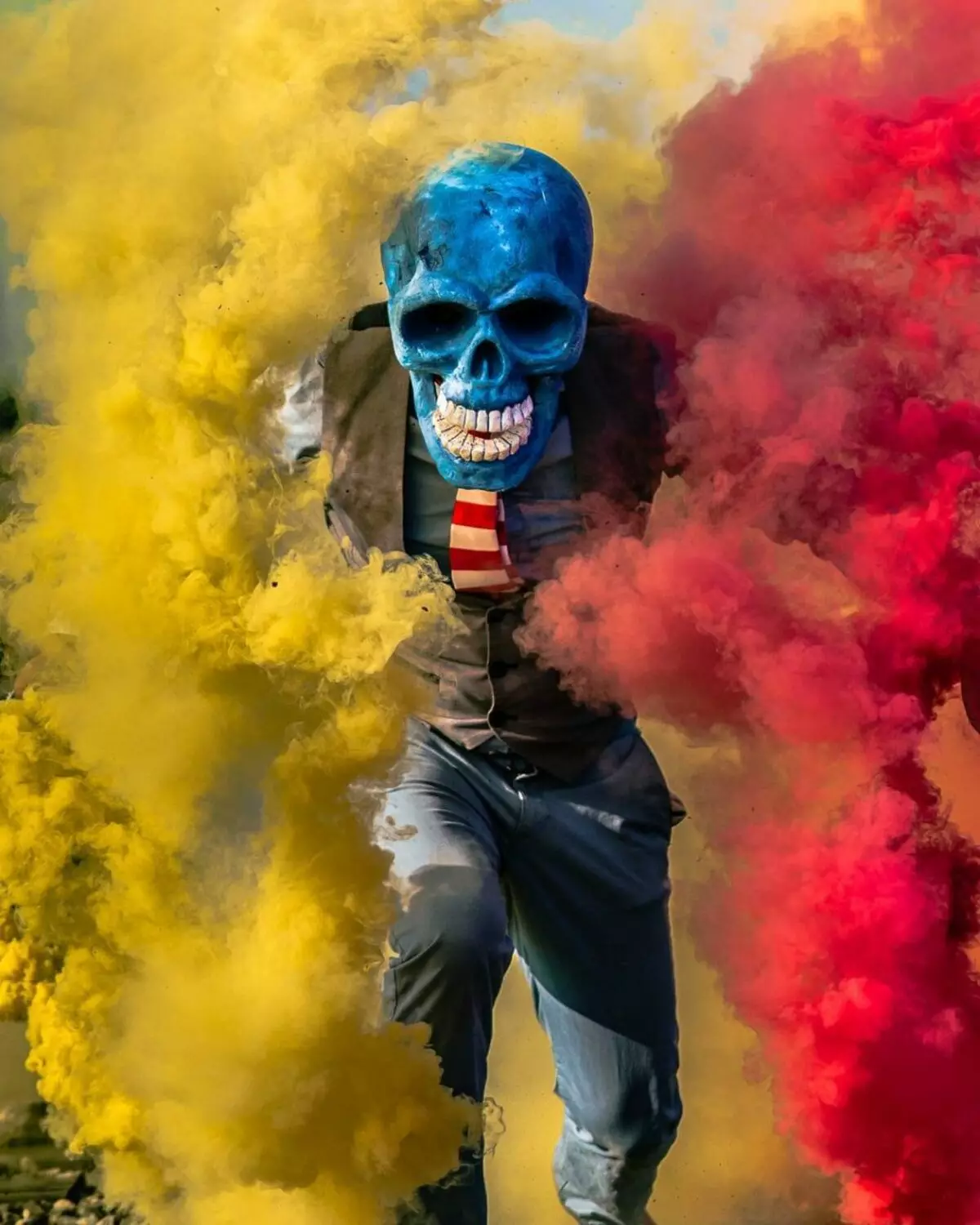 Maskid näitavad: kolju ja suitsukautajad värvi etenduste skeletis 4266_9