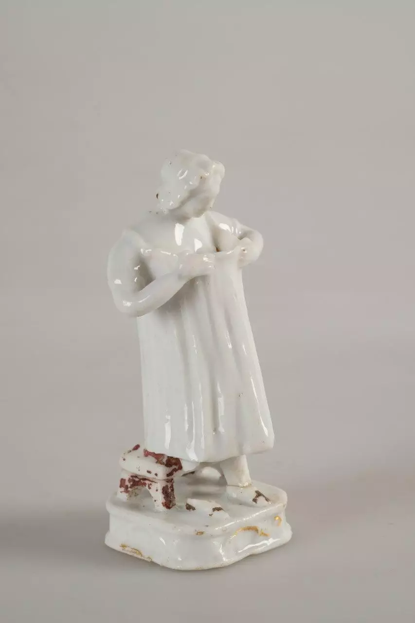 Moskou Mize pral montre Figurines porselèn erotik nan syèk la XIX te jwenn sou fouyman nan Khamovniki 5151_3